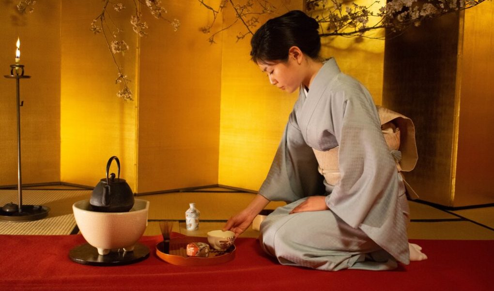 Why Japanese People are so Polite? 10 Reasons [Explained]