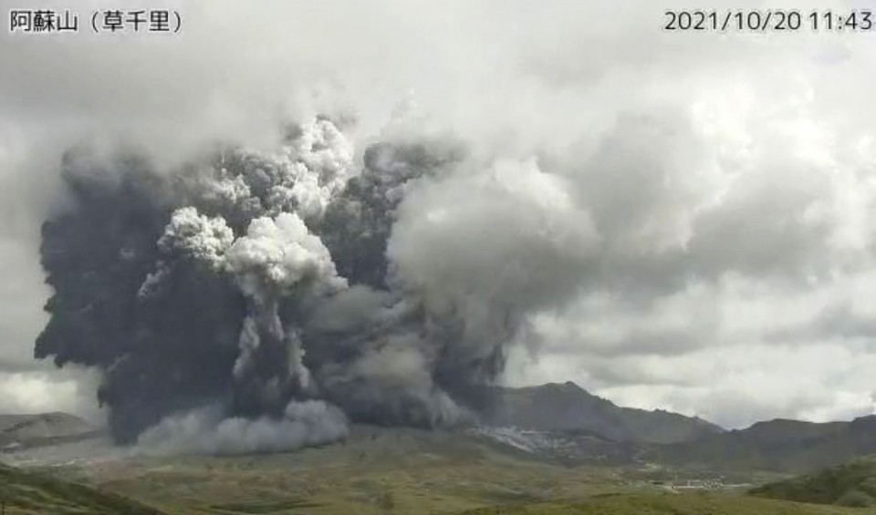 [VIDEO] Mt Aso Erupts And Send Volcanic Smoke To 3,500m In Sky