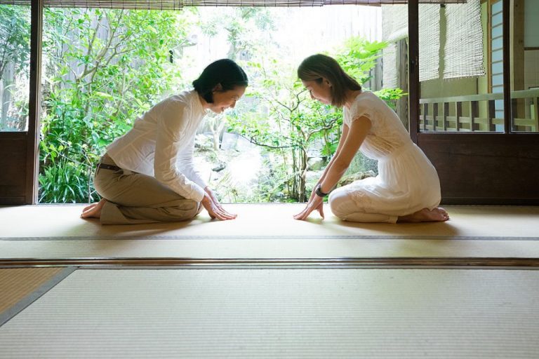 Why Japanese People are so Polite? 10 Reasons [Explained]